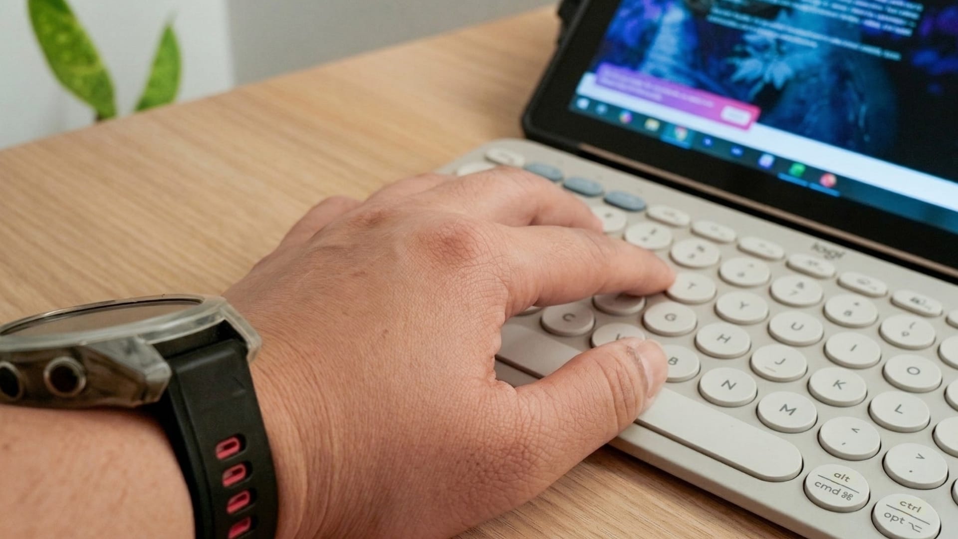 Logitech Pebble 2 Combo review: A travel-first setup with clear comfort ...